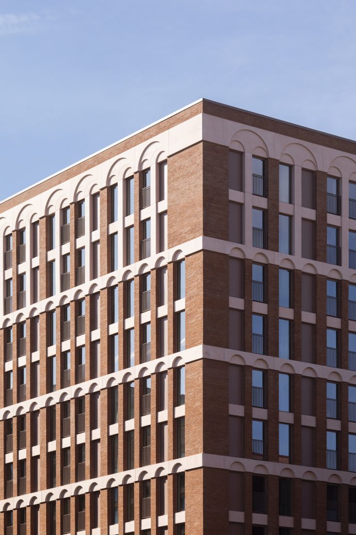 Tim Groom unwraps mill-inspired housing in Manchester