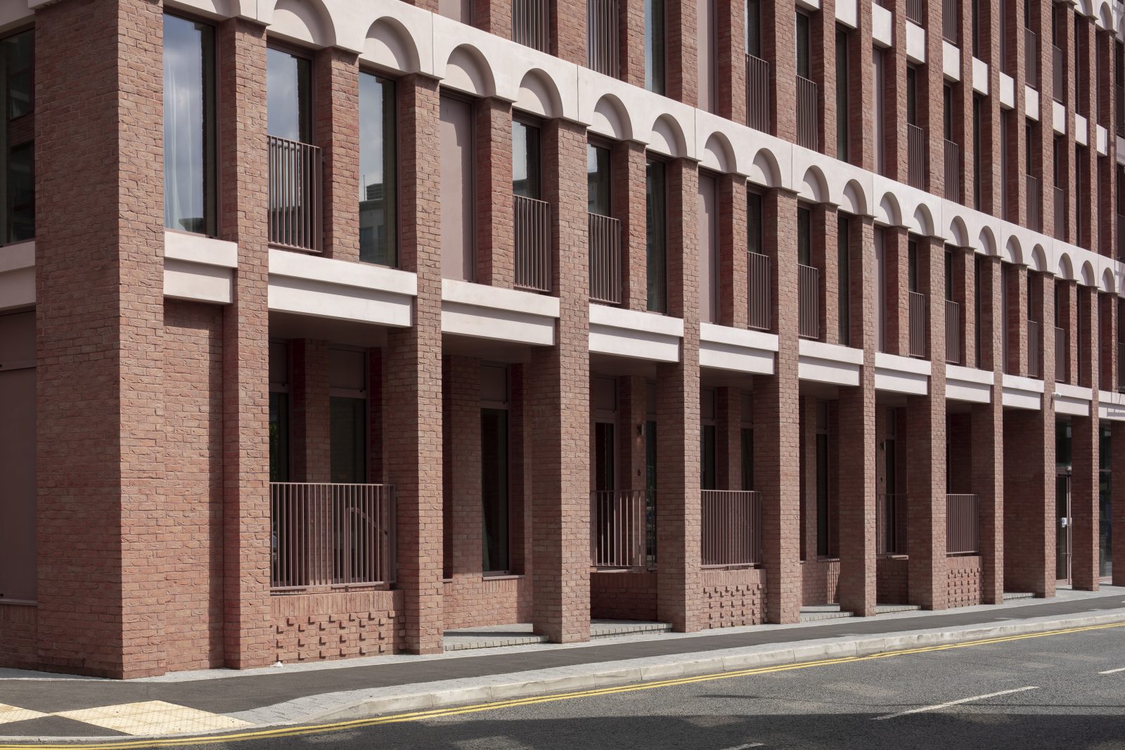 Tim Groom unwraps mill-inspired housing in Manchester