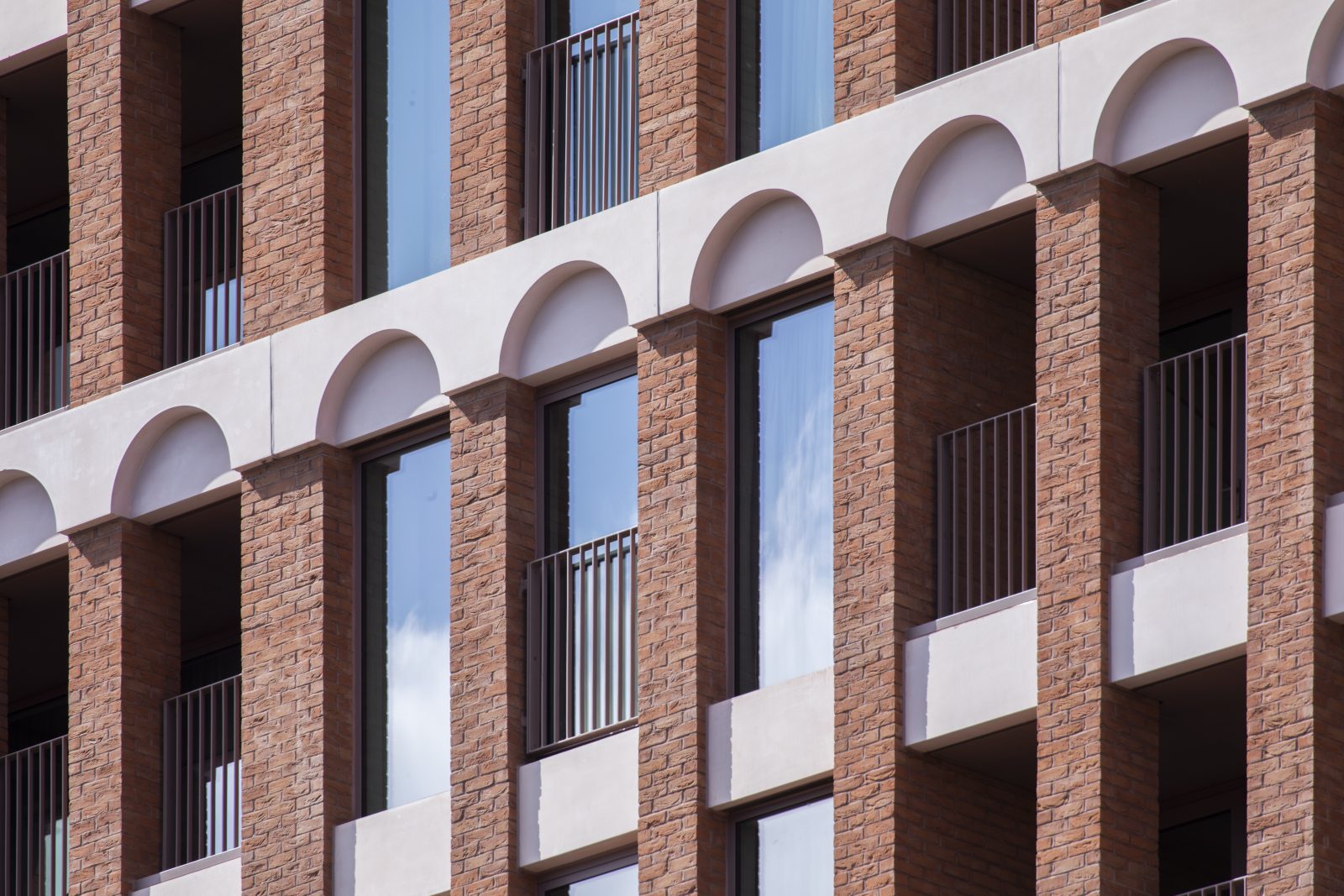 Tim Groom unwraps mill-inspired housing in Manchester