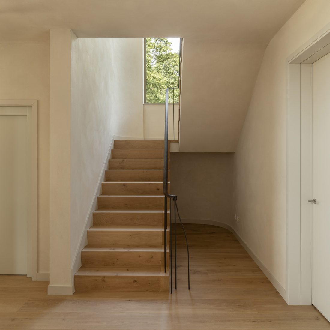 Sandy Rendel Architects completes colonnaded villa in South Downs
