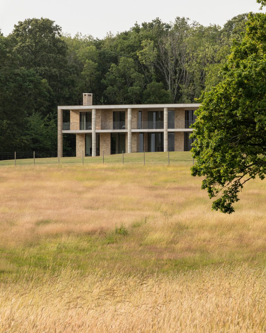 Sandy Rendel Architects completes colonnaded villa in South Downs