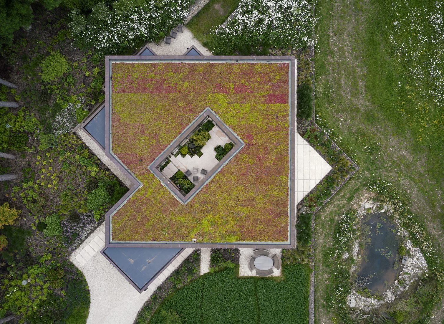 Kirkland Fraser Moor builds ‘bungaroosh’ Paragraph 84 home