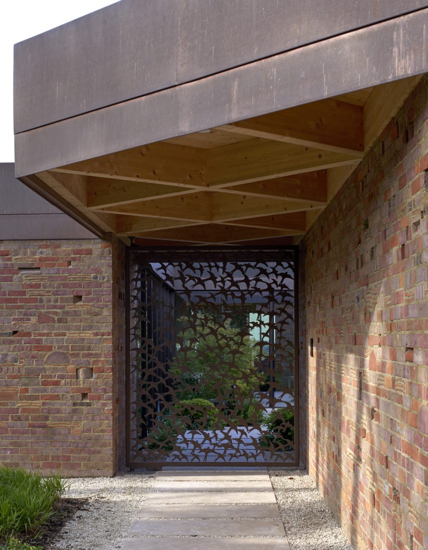 Kirkland Fraser Moor builds ‘bungaroosh’ Paragraph 84 home