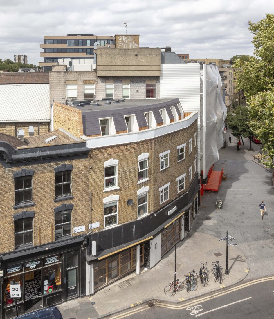 Vine Architecture Studio completes curving rooftop flat