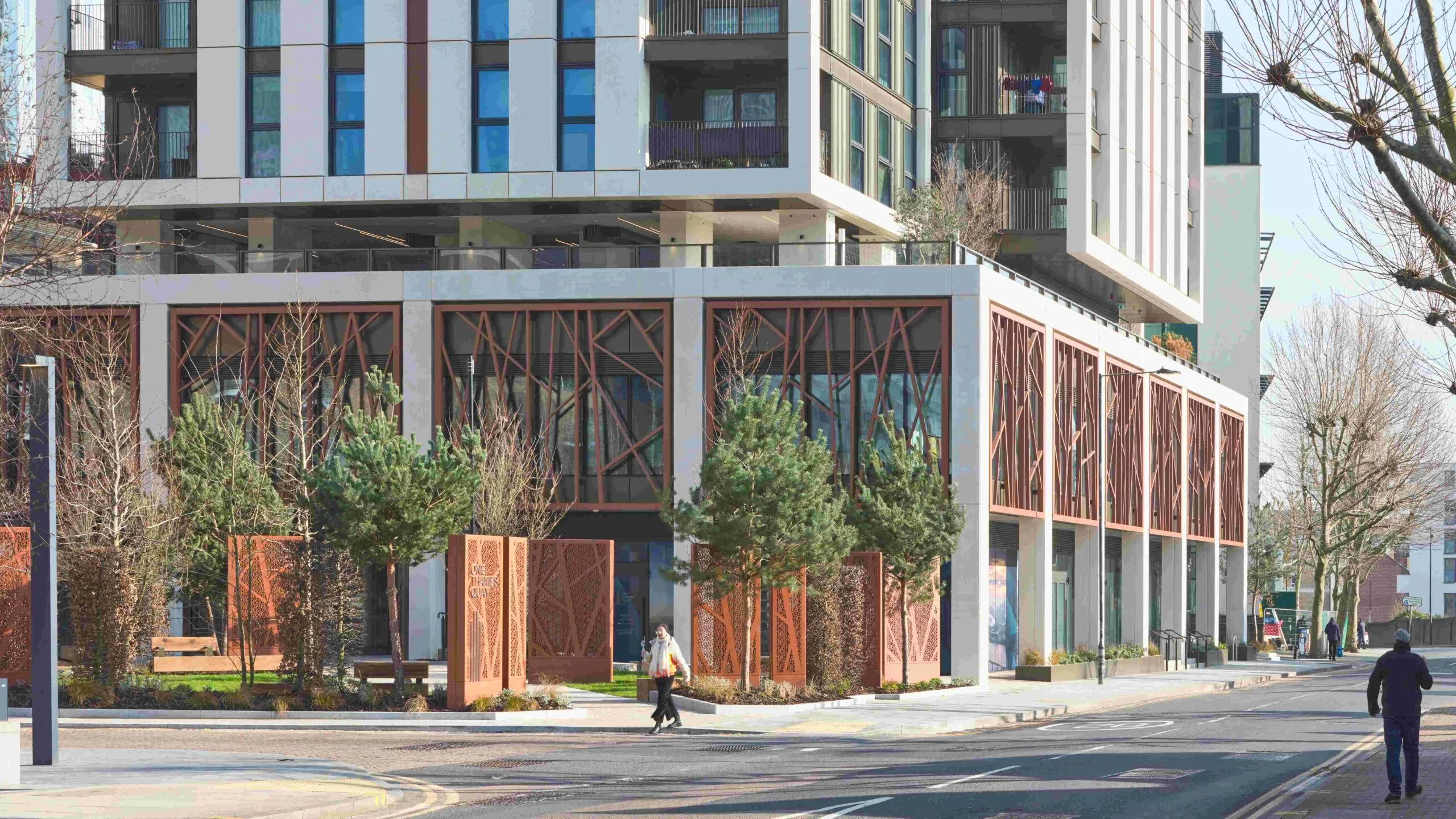 Make-designed 48-storey residential tower on Isle of Dogs completes