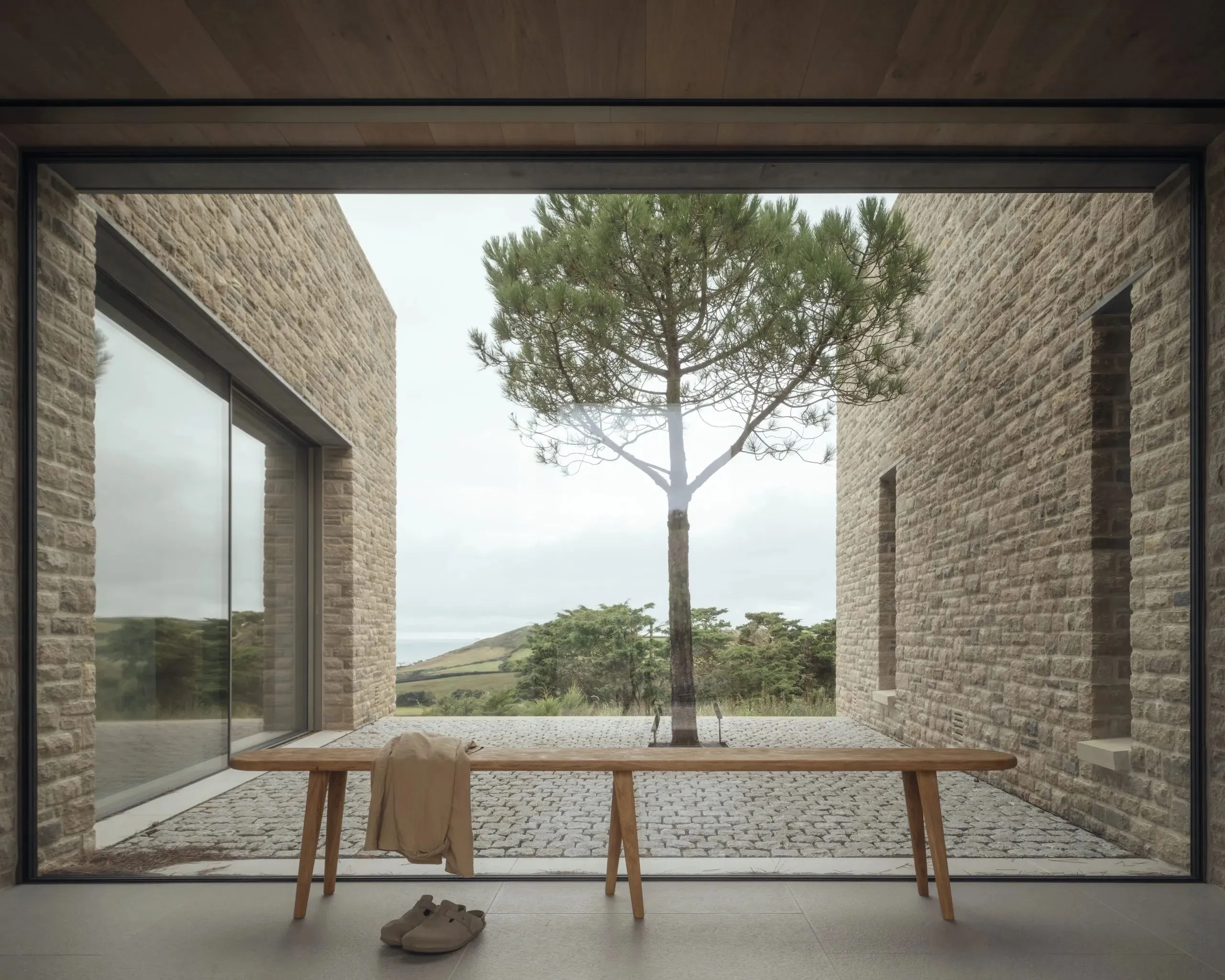 McLean Quinlan completes ‘unfolded’ seaside house