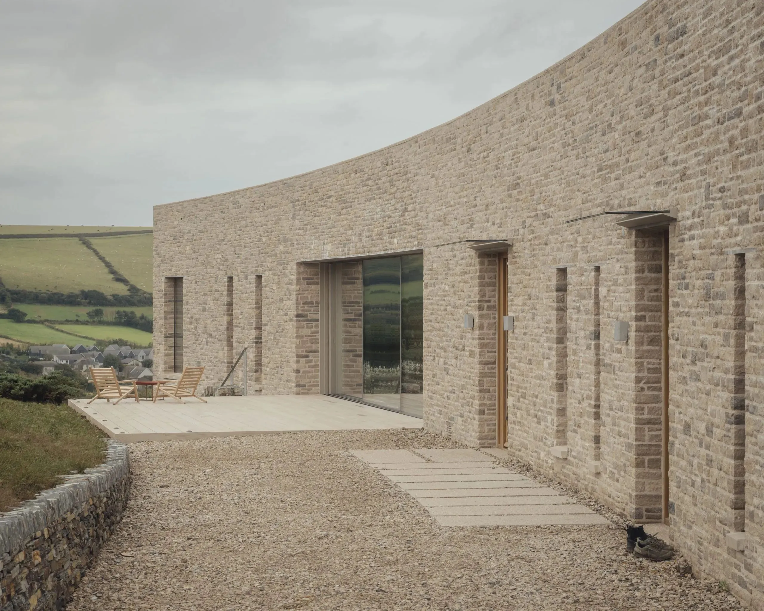 McLean Quinlan completes ‘unfolded’ seaside house