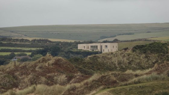 McLean Quinlan completes ‘unfolded’ seaside house