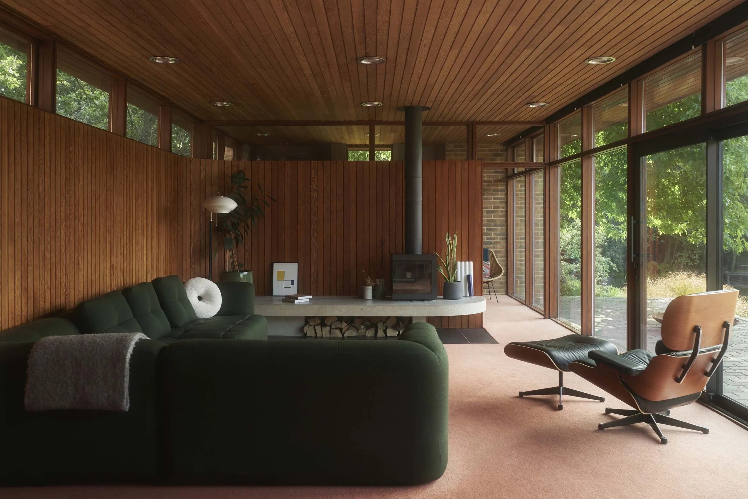 DEDRAFT remodels and extends modernist house in Sussex